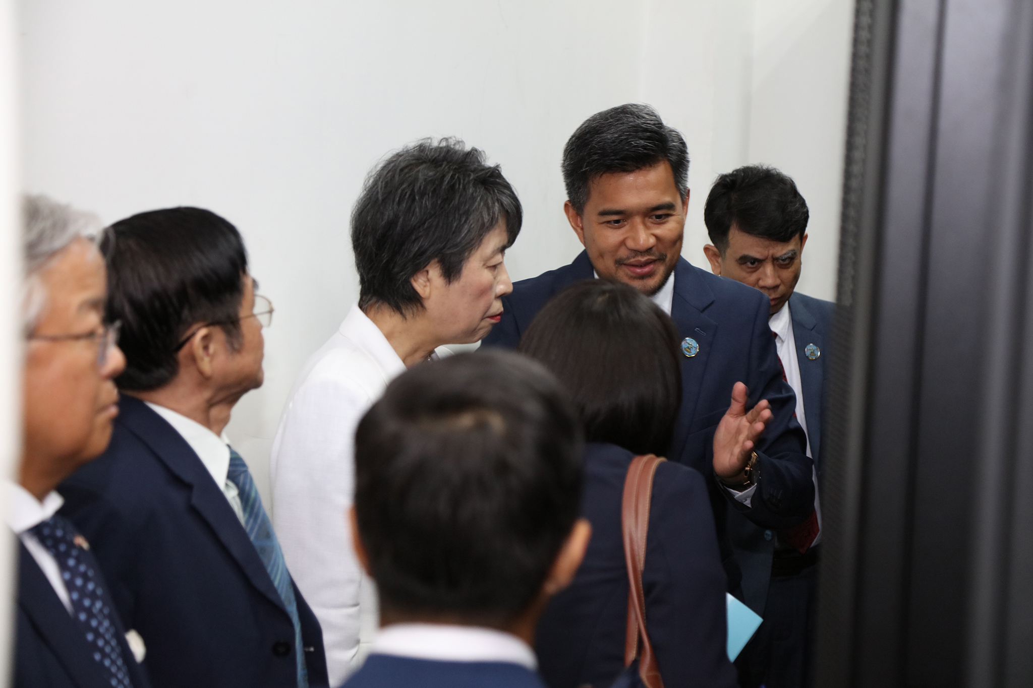 រូបភាពសកម្មភាព ឯកឧត្ដម តុប ឫទ្ធី អគ្គនាយកនៃអគ្គនាយកដ្ឋានសេវាកម្មច្បាប់ ...