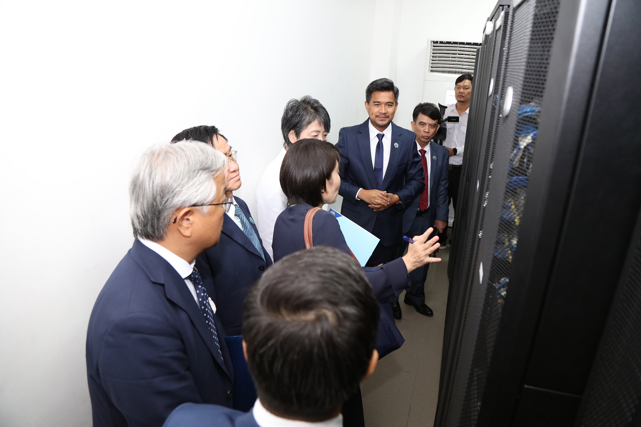 រូបភាពសកម្មភាព ឯកឧត្ដម តុប ឫទ្ធី អគ្គនាយកនៃអគ្គនាយកដ្ឋានសេវាកម្មច្បាប់ ...