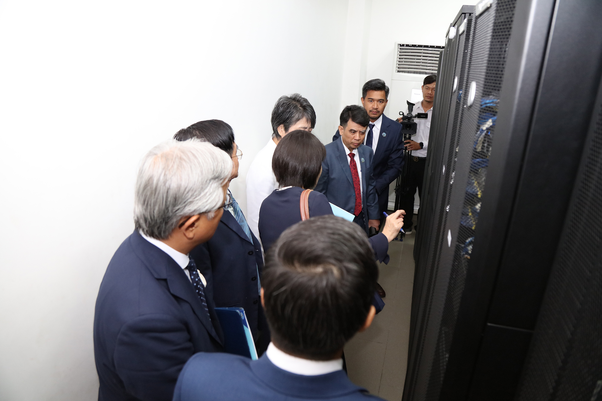 រូបភាពសកម្មភាព ឯកឧត្ដម តុប ឫទ្ធី អគ្គនាយកនៃអគ្គនាយកដ្ឋានសេវាកម្មច្បាប់ ...